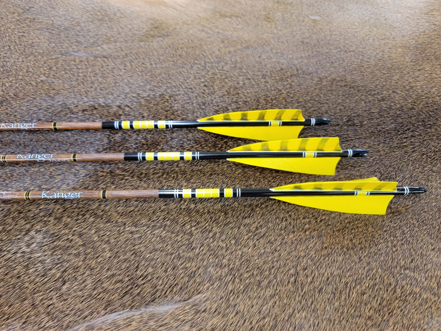 Ranger Wood Grain Carbon Arrows Traditional 1 Black with Yellow Crests ...